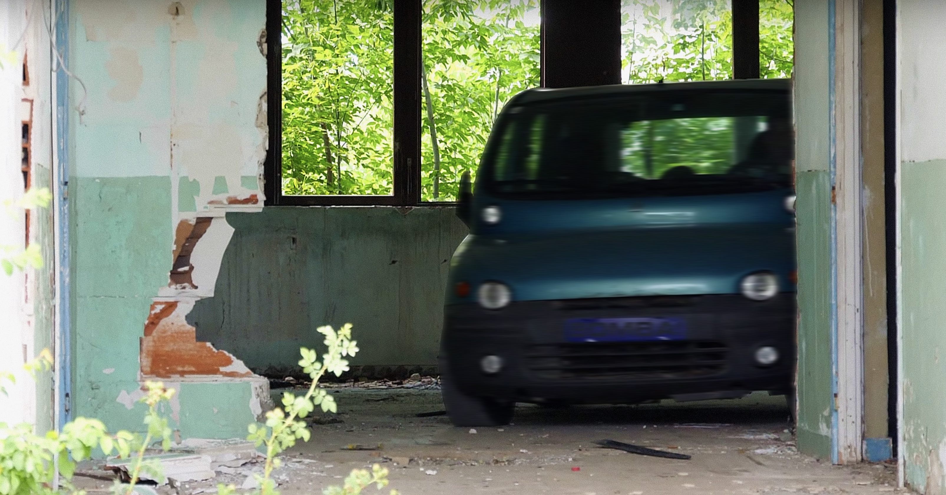 VIDEO | Zo laat je een Fiat Multipla dansen (door een muur) - Niels' Garage